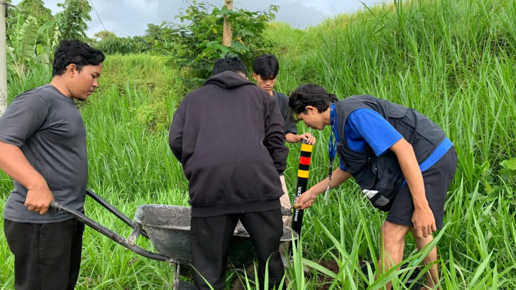 Mahasiswa KKN IAIH Pancor Pasang Reflektor Di Titik Gelap Jalan Desa Sapit